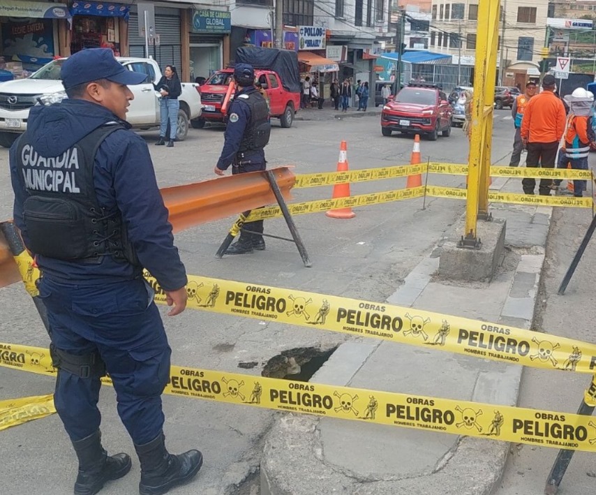 Nueva emergencia por sifonamiento en la calle 17 de Obrajes, La Paz ...
